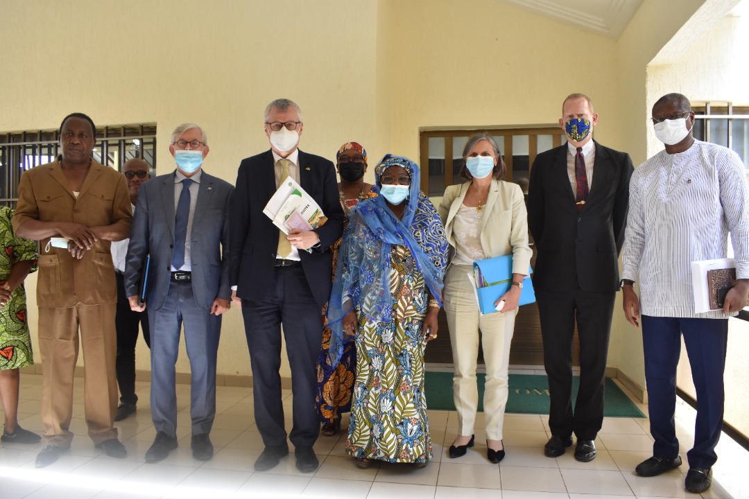 Le groupe des cinq ambassadeurs chez le Médiateur de la République Mme ...